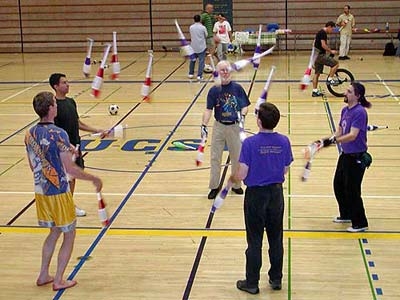 Juggling with Others - Juggling Games | HowStuffWorks