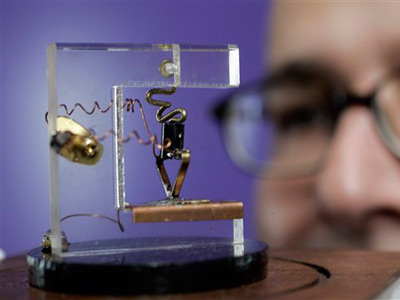 First Working Transistor 1947 By White Ron At Science